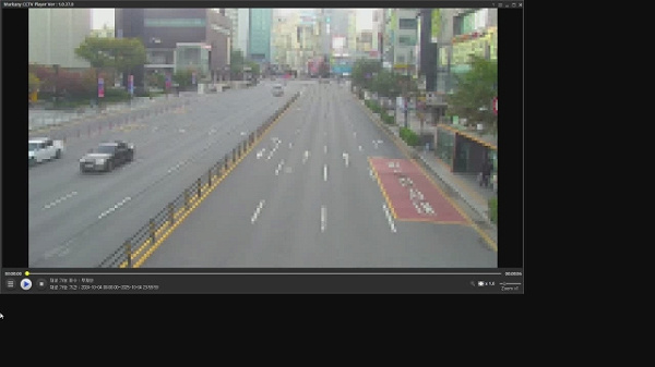 [영상]버스정류장 유리가 와장창...SUV돌진 2명 다쳐 | JTBC 뉴스