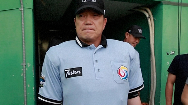 1/1000초 카메라와 비교 당하는 심판 "정신적 스트레스 커" | JTBC 뉴스