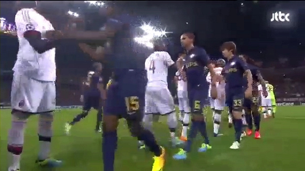 '박지성 60분' 뛴 PSV, AC밀란에 0-3패…본선행 좌절 | JTBC 뉴스