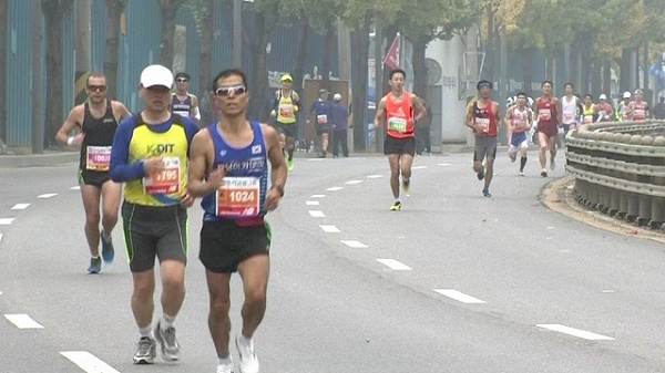 몸 불편해도, 환갑이어도…42.195km 만추 속을 달리다 | JTBC 뉴스