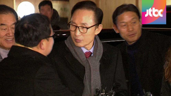 퇴임 2년만에 내놓은 '대통령의 시간'…"MB식 회고록 정치" | JTBC 뉴스