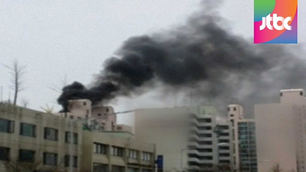 [뉴스브리핑] 아파트 옥상 불…주민 300여명 대피 | JTBC 뉴스