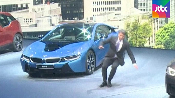 BMW 역사상 최연소 CEO, 모터쇼 PT 도중 쓰러져 | JTBC 뉴스