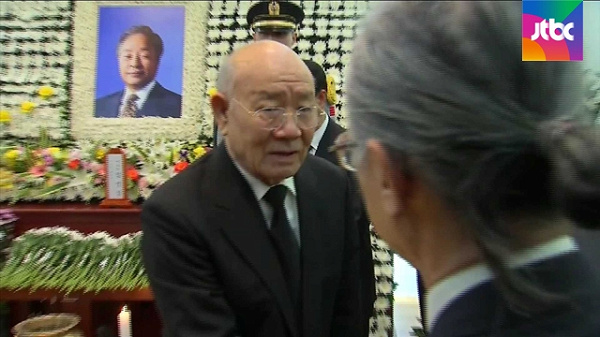 전두환·노태우 아들 YS 빈소 조문…내일 국회서 영결식 | JTBC 뉴스