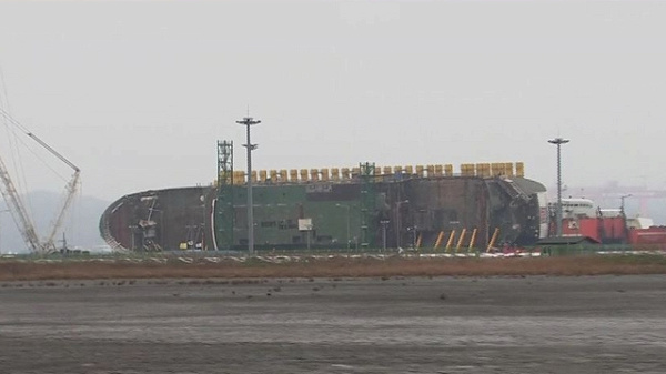 '4주기' 하루 앞둔 목포신항…추모 행사에 시민 2300여명 | JTBC 뉴스