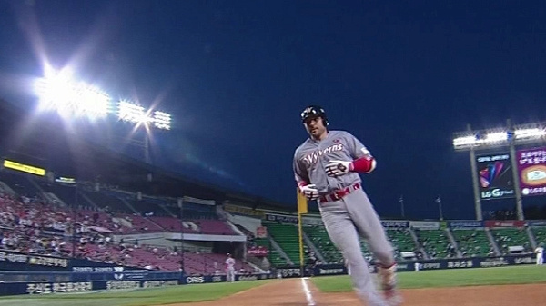 '18호포' 쏘아올린 SK 로맥…최정과 나란히 홈런 선두 | JTBC 뉴스