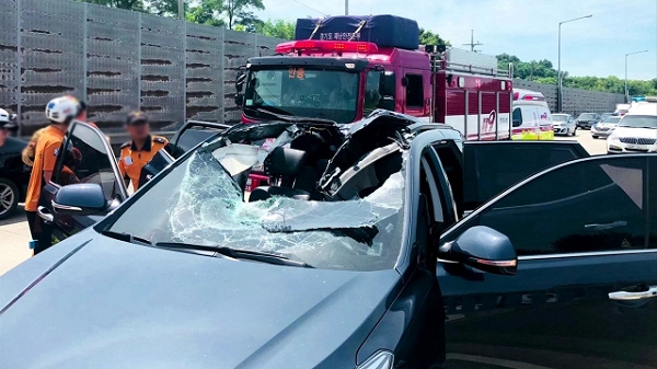 반대편서 날아든 80㎏ 바퀴, SUV 차량 덮쳐…일가족 4명 사상 | JTBC 뉴스