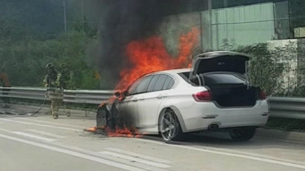 [뉴스브리핑] 남해고속도로 달리던 BMW 520d 차량서 불 | JTBC 뉴스