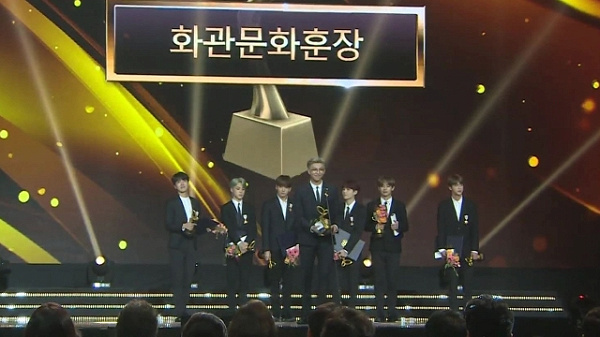 BTS, 최연소 '문화훈장' 수상…시상식 무대도 '완판' | JTBC 뉴스