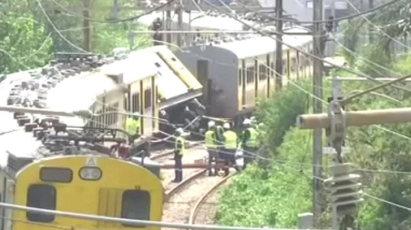 [해외 이모저모] 남아공 열차 사고…3명 사망·300여명 부상 | JTBC 뉴스