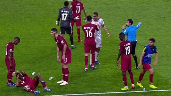 경기장에 신발 투척 '모욕'…전쟁 같았던 카타르-UAE전 | JTBC 뉴스