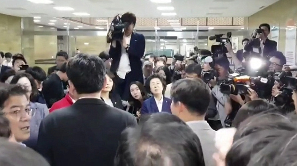 여야, 의안과 대치 계속…경호권 발동, 국회 앞 119 대기 | JTBC 뉴스