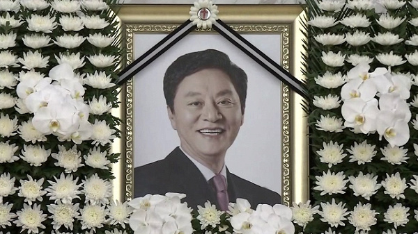 정두언 전 의원 빈소에 여야 발길…MB, 추모사 전달 | JTBC 뉴스