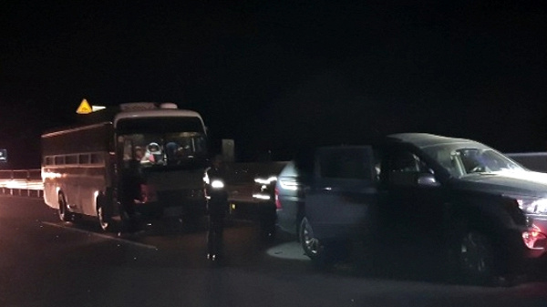 전남 강진서 버스가 SUV 추돌 사고…부상자는 없어 | JTBC 뉴스