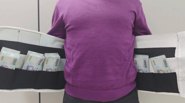 '실리콘 복대' 속 돈다발…면세점 직원 동원해 1700억 밀반출 | JTBC 뉴스