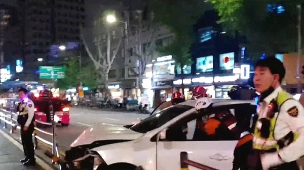 서울 종로서 SUV, 중앙선 넘어 인도 돌진…4명 다쳐 | JTBC 뉴스