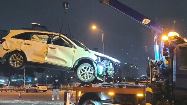 음주 SUV, 택시 받고 승용차 충돌…상대 운전자 숨져｜뉴스브리핑 | JTBC 뉴스