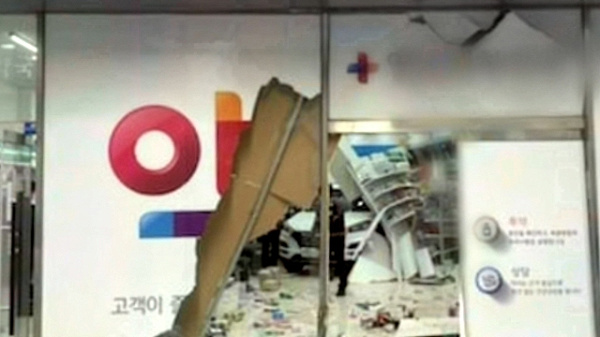 화성시 동탄서 약국으로 돌진한 SUV 차량…6명 부상 | JTBC 뉴스