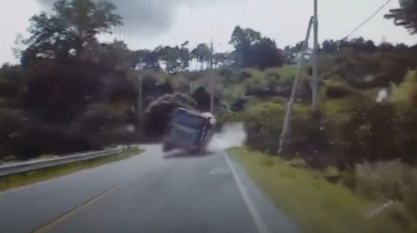 곡선도로 달리던 덤프트럭, 타이어 터지며 SUV와 충돌…2명 다쳐 | JTBC 뉴스