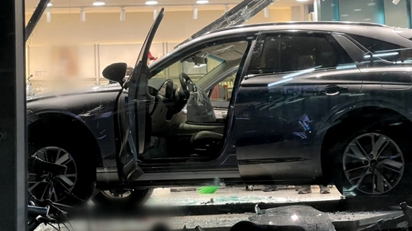 서울서 SUV 인도 돌진…지나가던 60대 여성 숨지고 2명 다쳐｜오늘 아침& | JTBC 뉴스