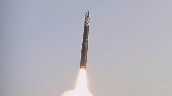 한·미·일 정상 나토 참석한 날 보란 듯이…북한, ICBM '고각발사' | JTBC 뉴스