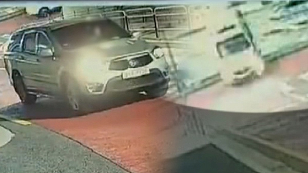 [단독] 언덕길서 갑자기 뒤로, 뒤로…'붕' 떠오른 SUV 충돌 | JTBC 뉴스