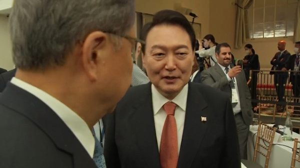 "이 XX들" "X팔려서" 윤 대통령 비속어 파문…야당 "외교참사" | JTBC 뉴스