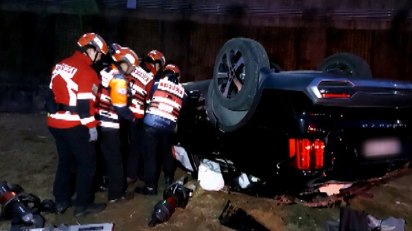 멈춘 차량 들이받은 SUV 5m 아래로 추락…5명 부상 | JTBC 뉴스