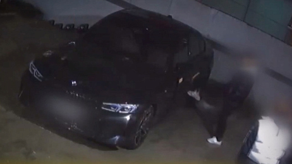 [사반 제보 후] "BMW에 안 좋은 추억 때문에"…새 차에 발길질한 중3 | JTBC 뉴스