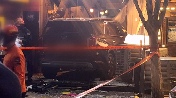 "차가 끝까지 들어갔어요"…만취 SUV 주점 돌진, 13명 부상 | JTBC 뉴스