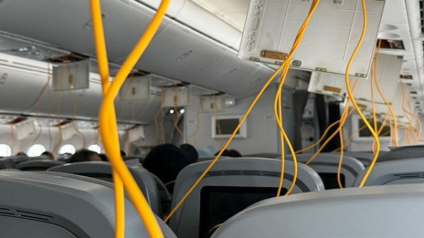 "마스크 써, 벨트 매!" 승무원 고함…300명이 공포에 떤 순간