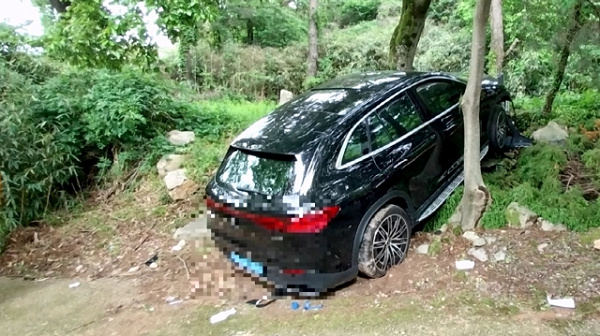 전기 SUV, 오르막길서 나무에 '쾅' 2명 숨져…급발진 주장 | JTBC 뉴스