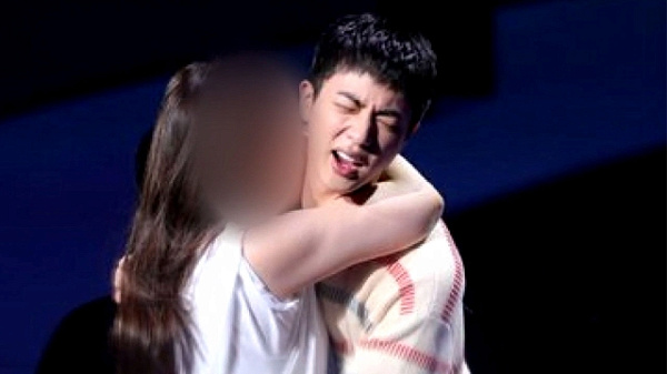 BTS 진에 ‘기습 뽀뽀’ 시도…"뭐야? 미친" 분노한 아미들 [소셜픽]