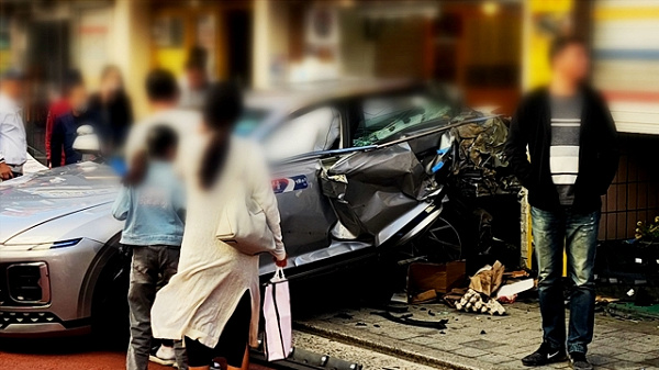 70대 택시기사, 후진 중 SUV 들이받고 식당 돌진…4명 부상 | JTBC 뉴스