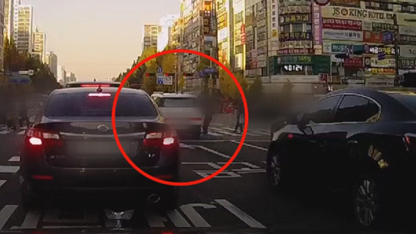 "가속페달을 브레이크로 착각"…횡단보도 돌진한 SUV, 9명 부상