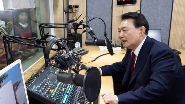 시장 DJ 변신한 윤 대통령 "믿으시죠?"…그 시각 한국 경제는 | JTBC 뉴스