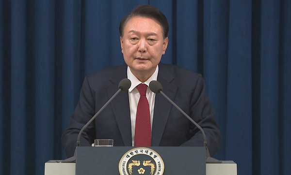 CNN 헤드라인 장식한 이 장면…'국회 앞 대치' 속보 타전 | JTBC 뉴스